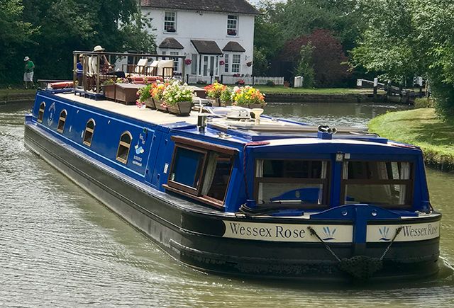Hotel boat holidays | Holidaying on our canals and rivers