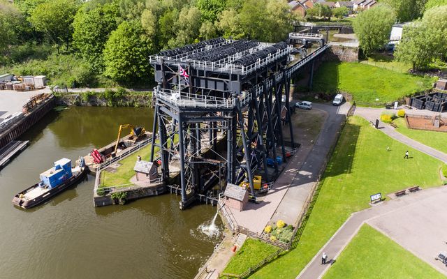 Boat lifts | Canal & River Trust