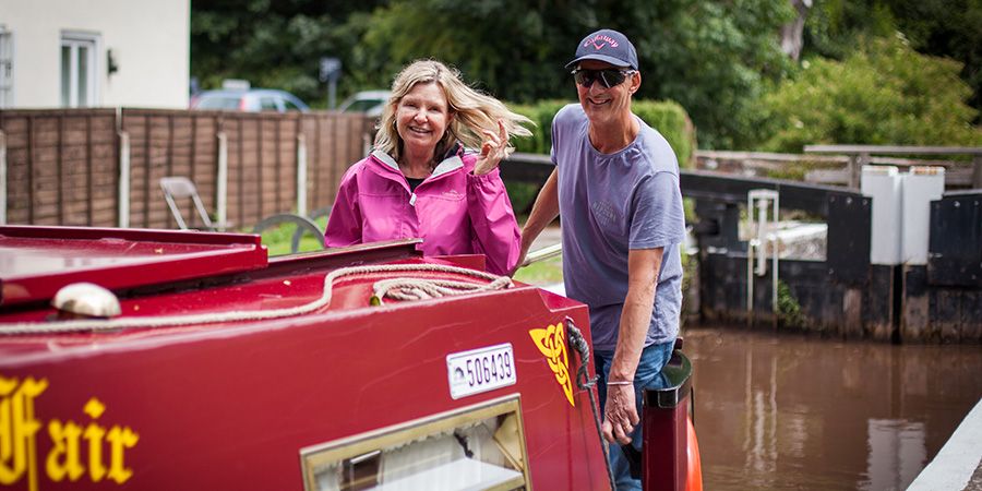 Learning to drive your holiday canal boat | Canal & River Trust