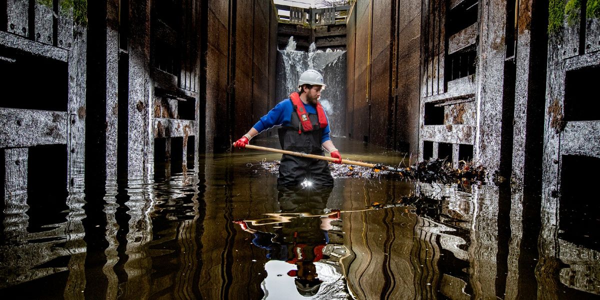 Volunteers help us spring clean the UK's deepest lock | Canal & River Trust