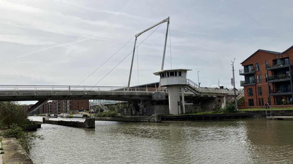 Repair work continues on bridge in Gloucester | Canal & River Trust