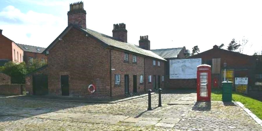 Porters Row Cottages and Garden | National Waterways Museum