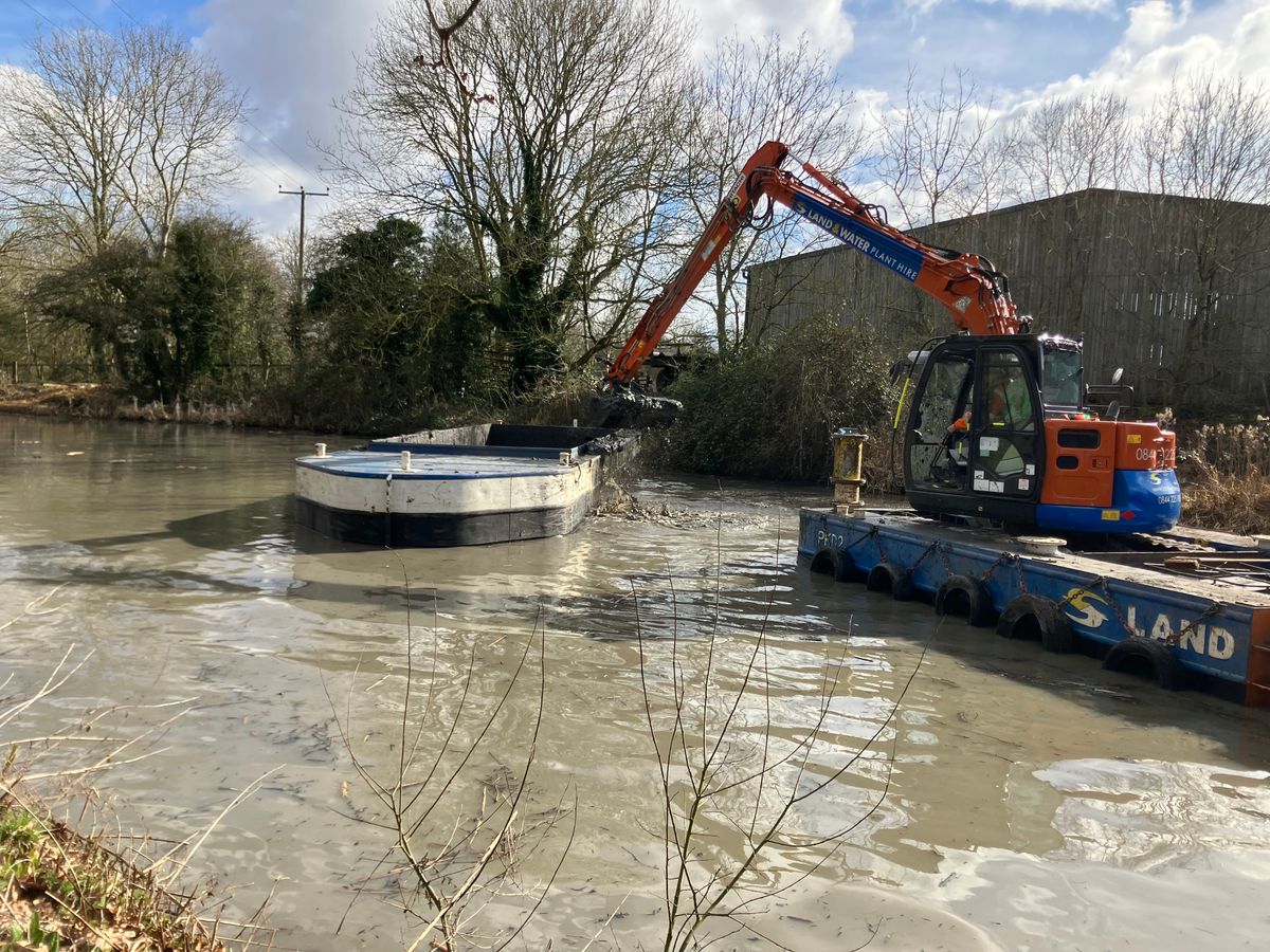 Floating digger removes tons on sediment from Ashby Canal | Canal ...