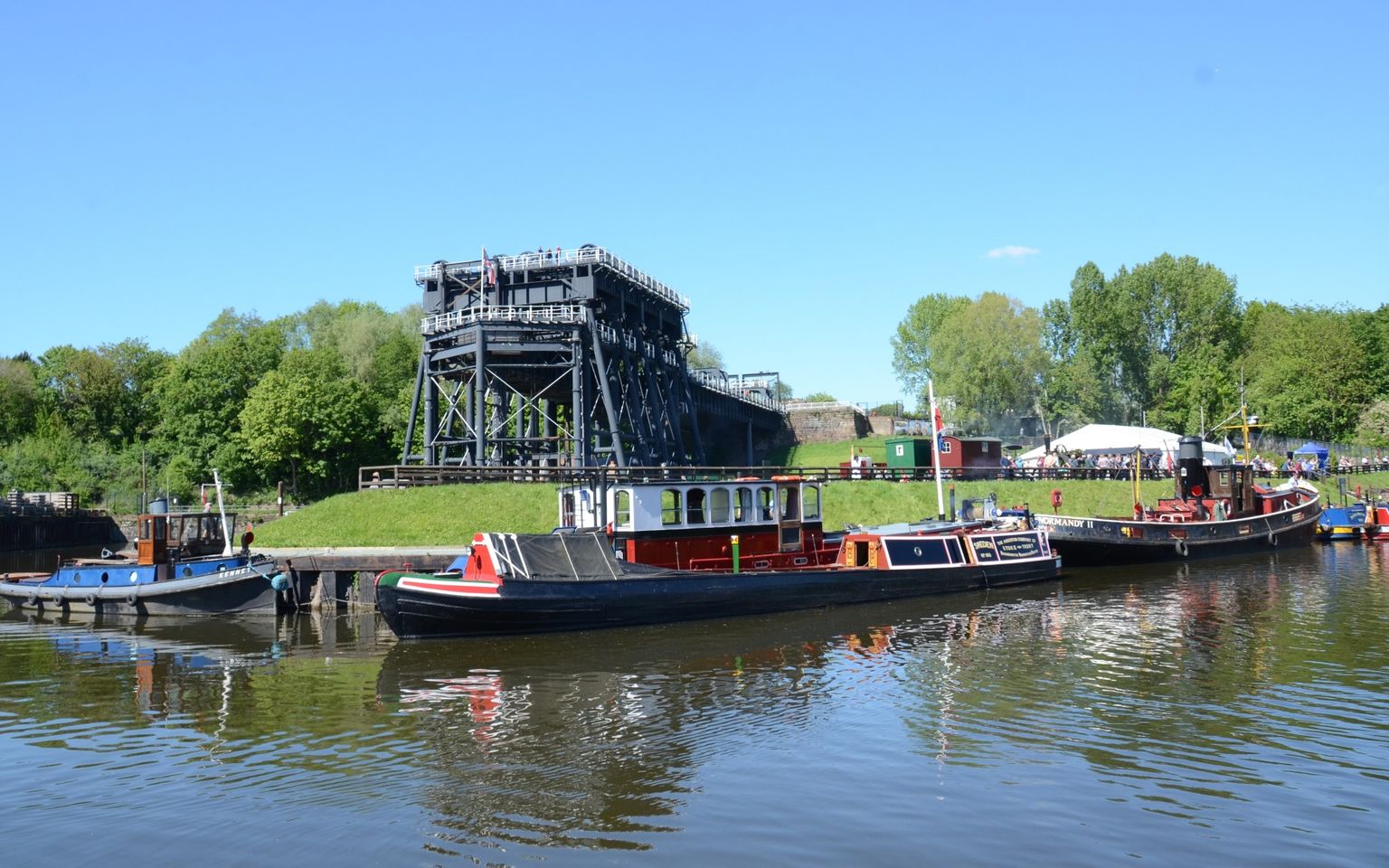 Green Flags for almost 750 miles on our waterways | Canal & River Trust