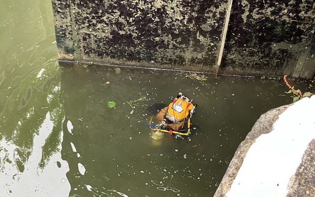 We go below the waterline as we makes vital lock repairs on the River ...