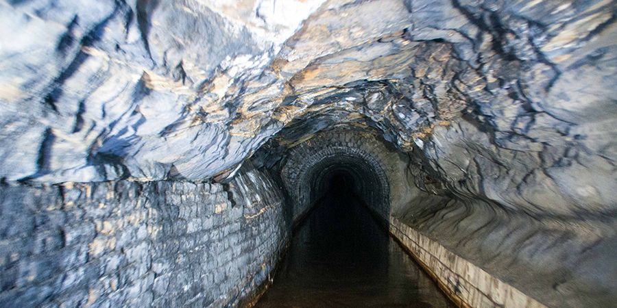 Boating through Standedge Tunnel | Places to visit
